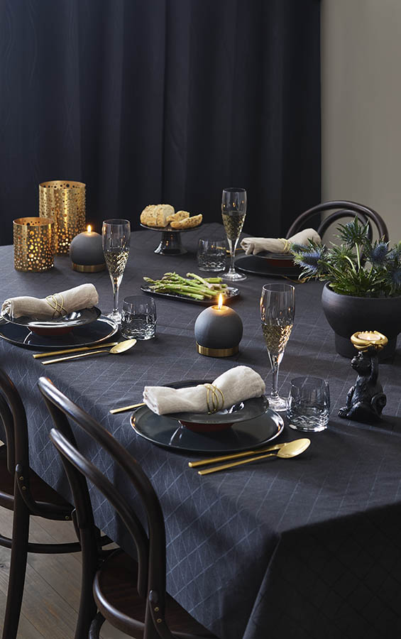 Linje duk 140x380 svart | princessbutikken.no